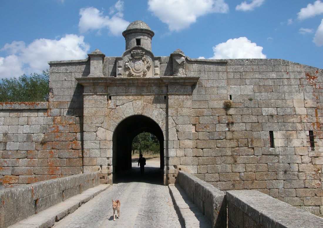 Porta exterior de São Francisco ou da Cruz, 1650 (c.), Almeida ...