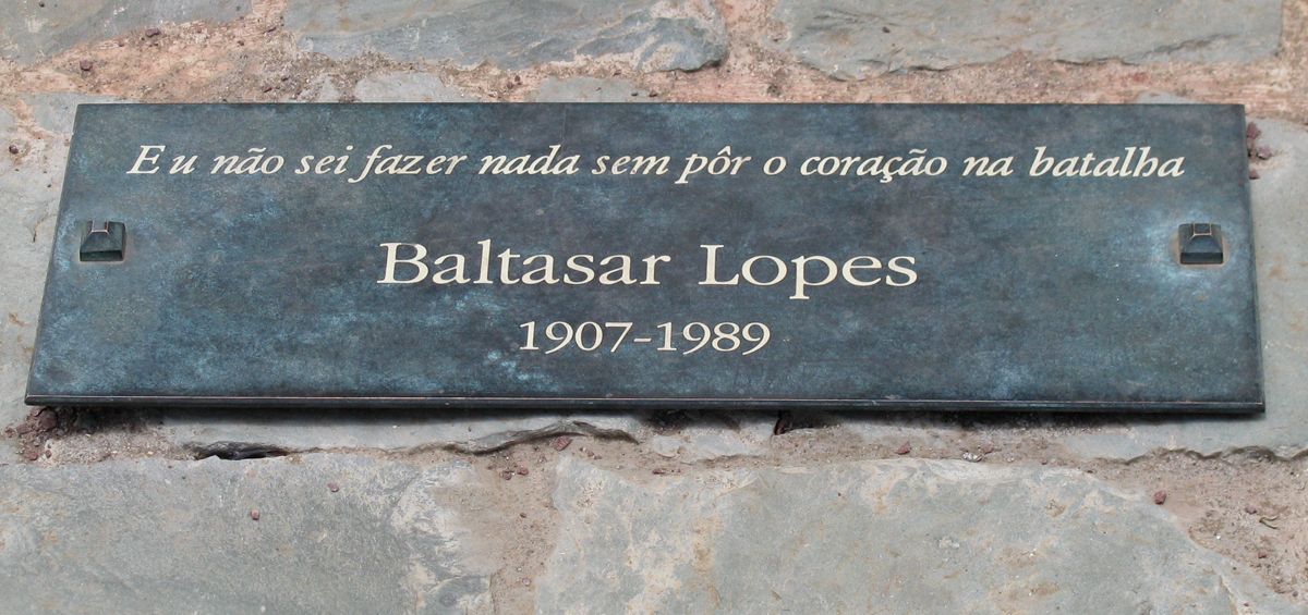 Inscrição da estátua do Dr. Baltasar Lopes, Leão Lopes, 2000 (c ...