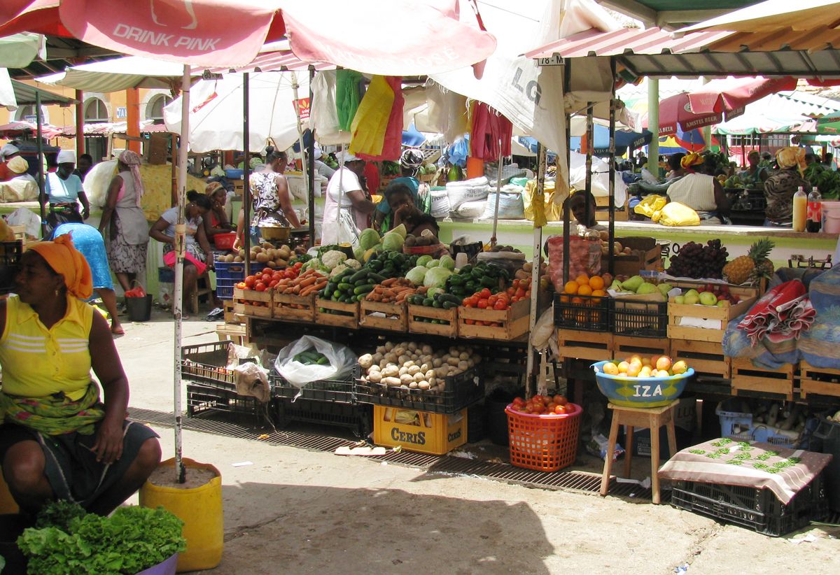 Interior do Mercado da Praia, Plateau, cidade da Praia, ilha de ...
