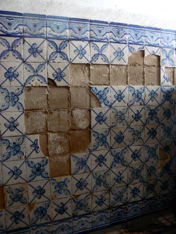 Painel de azulejos pombalinos como lambrim de átrio de entrada ...