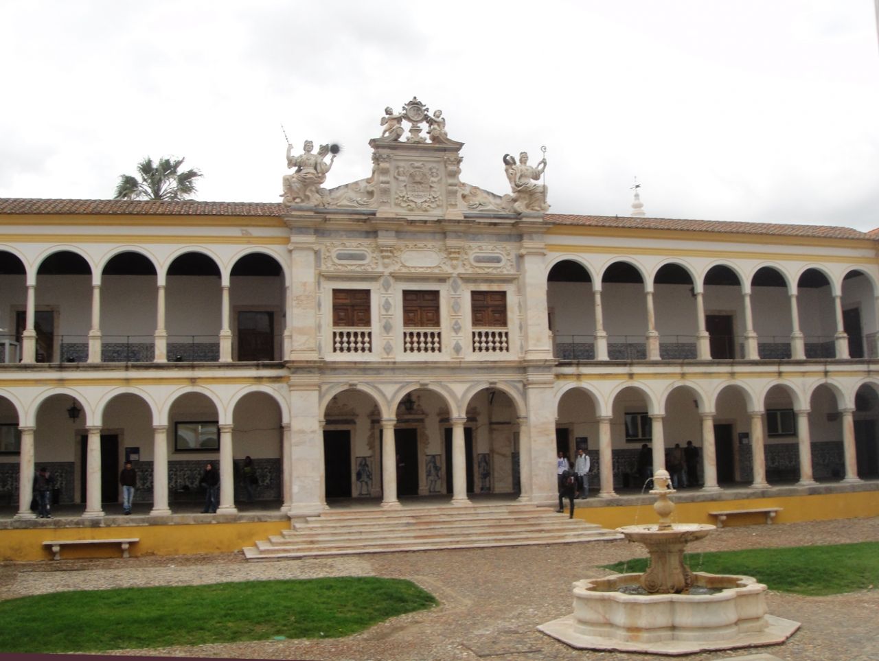 Pátio grande da Universidade de Évora, 1620 e seguintes, antigo Colégio ...