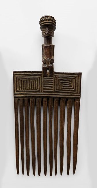 Pente tshokwe com figura sentada do tenente António Metello, 1930 ...