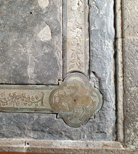 Touro alado, símbolo de São Lucas da laje sepulcral de João de Freitas ...