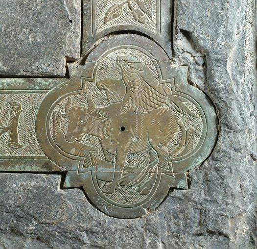Touro alado, símbolo de São Lucas da laje sepulcral de João de Freitas ...