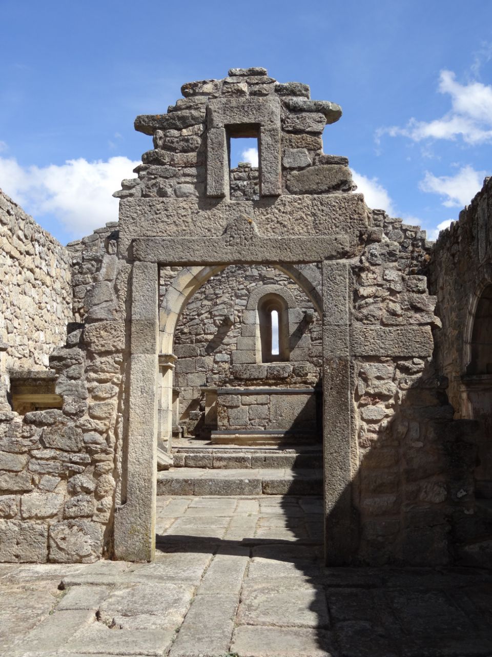 Entrada da antiga igreja de Nossa Senhora do Castelo, 1300 (c.) e ...