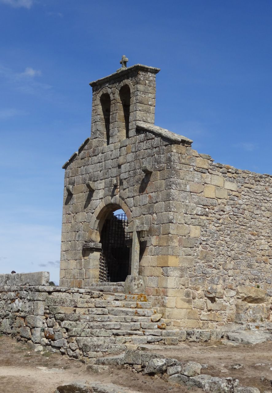 Fachada da antiga igreja de Nossa Senhora do Castelo, 1300 (c ...