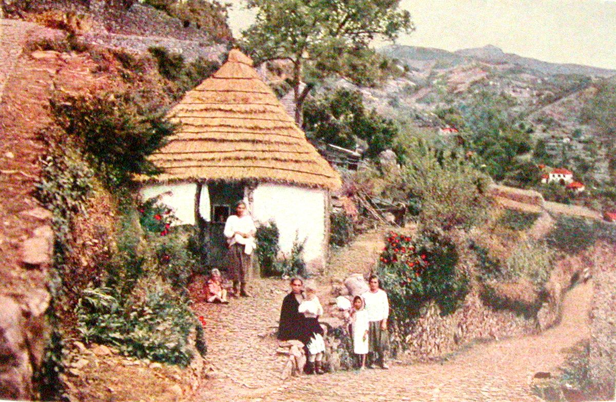 Casa palhaça nas montanhas da Madeira, Camacha, 1933 (c.), ilha da ...