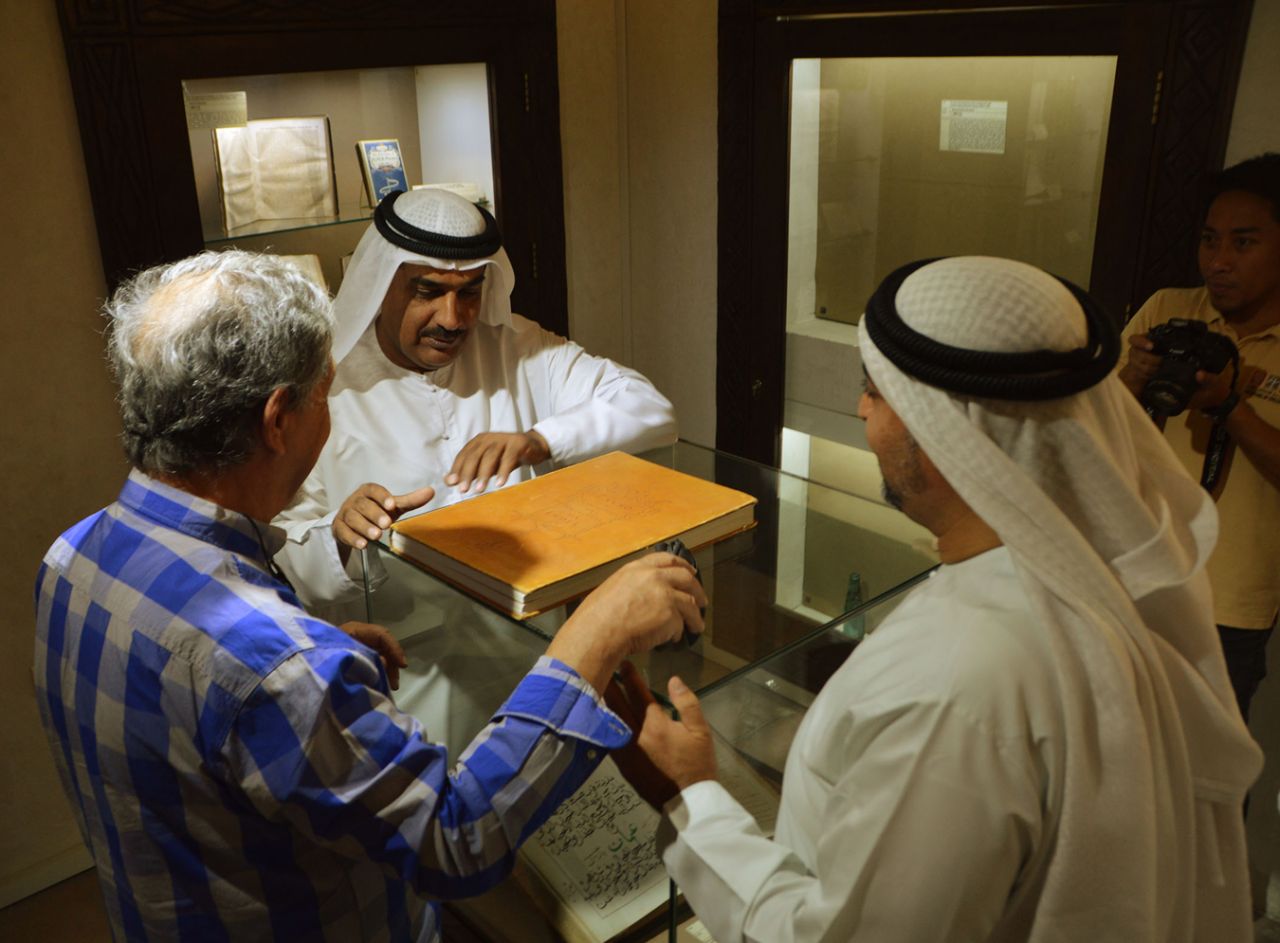 Rui Carita, Dr. Eisa Yousif e Ahmed Obaid Al Mansoori com o Livro das ...