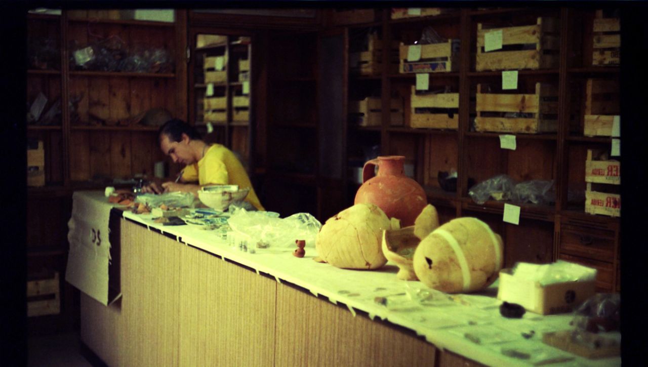 Professor Luís Corado Alves no gabinete improvisado para recolha do ...