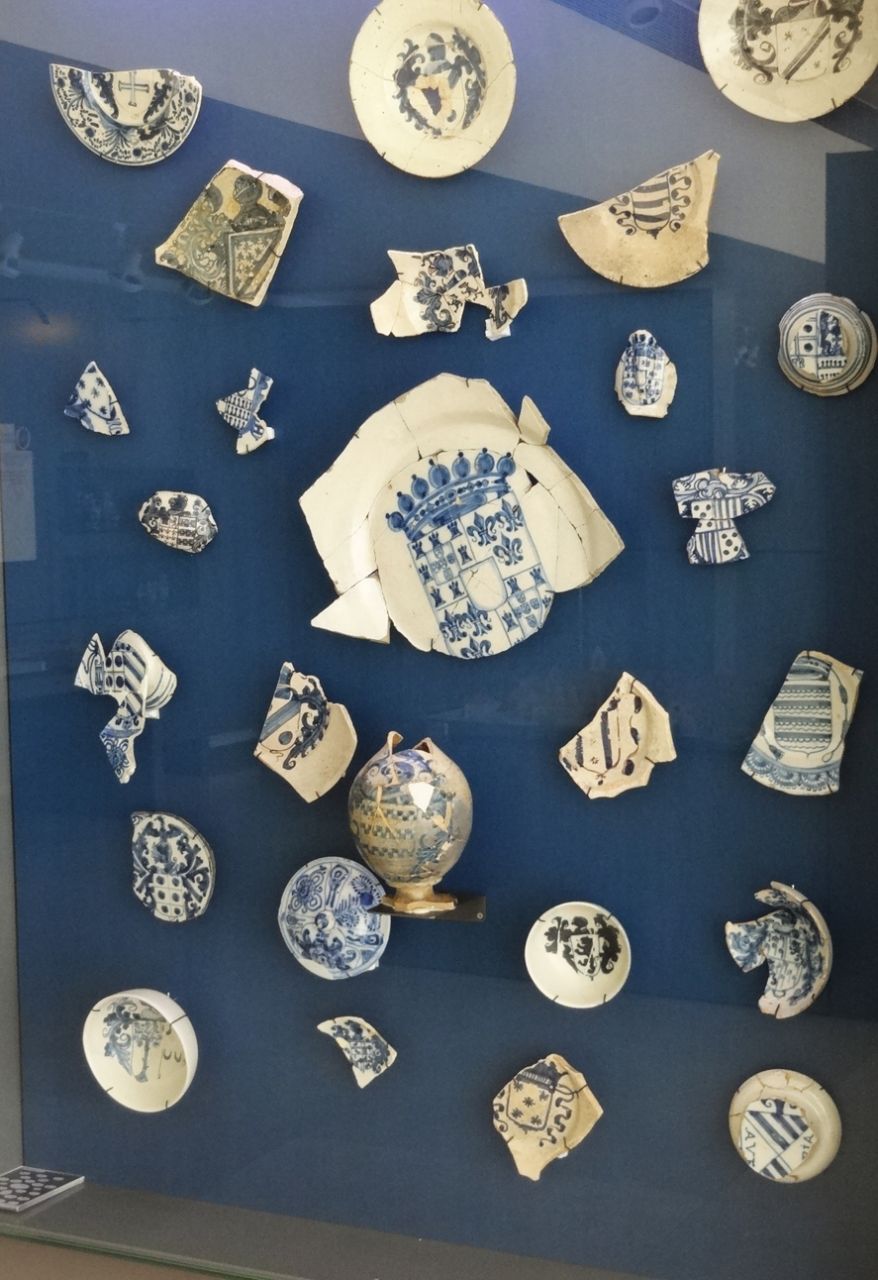 Fragmentos de loiça armoriada do Mosteiro de Santa Clara, a Velha ...