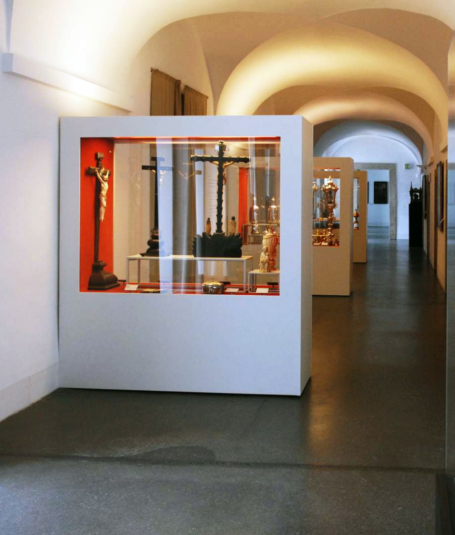 Vitrina do Tesouro da Sé de Évora com imaginária religiosa, 2009 (c ...