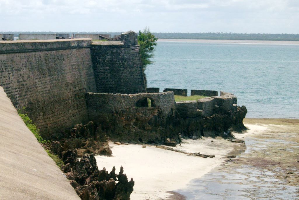 Muralha e baluarte de Nossa Senhora da fortaleza de São Sebastião da ...
