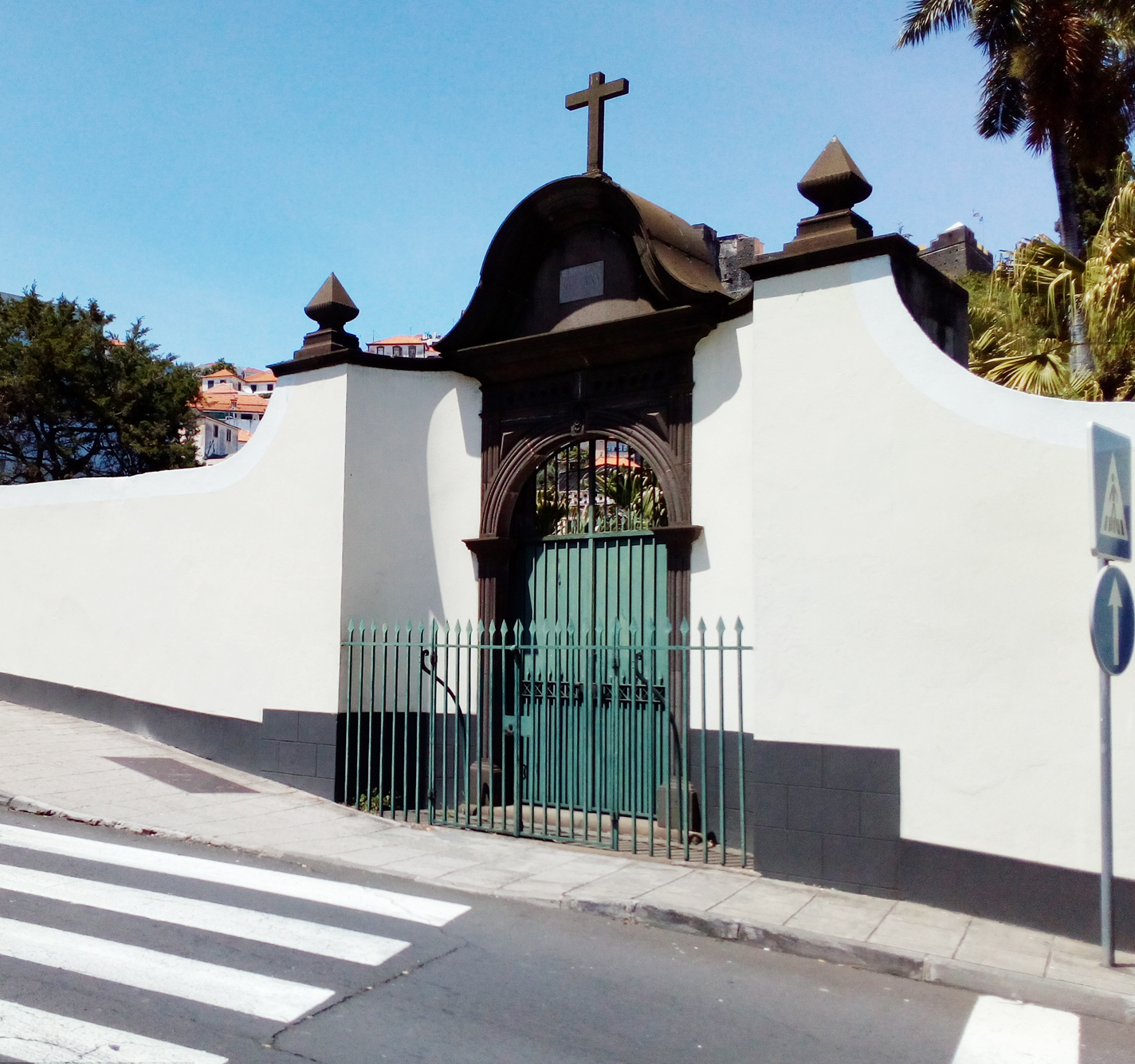 Remate do Portão Poente do Cemitério Britânico, 1765, Funchal, ilha da ...