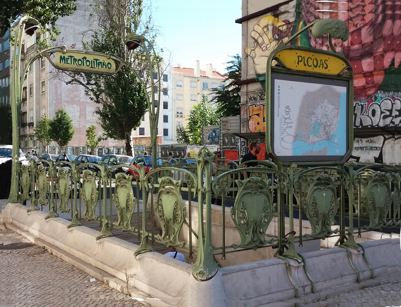 Estação de Metropolitano criada por Hector Guimard em 1900 para Paris ...