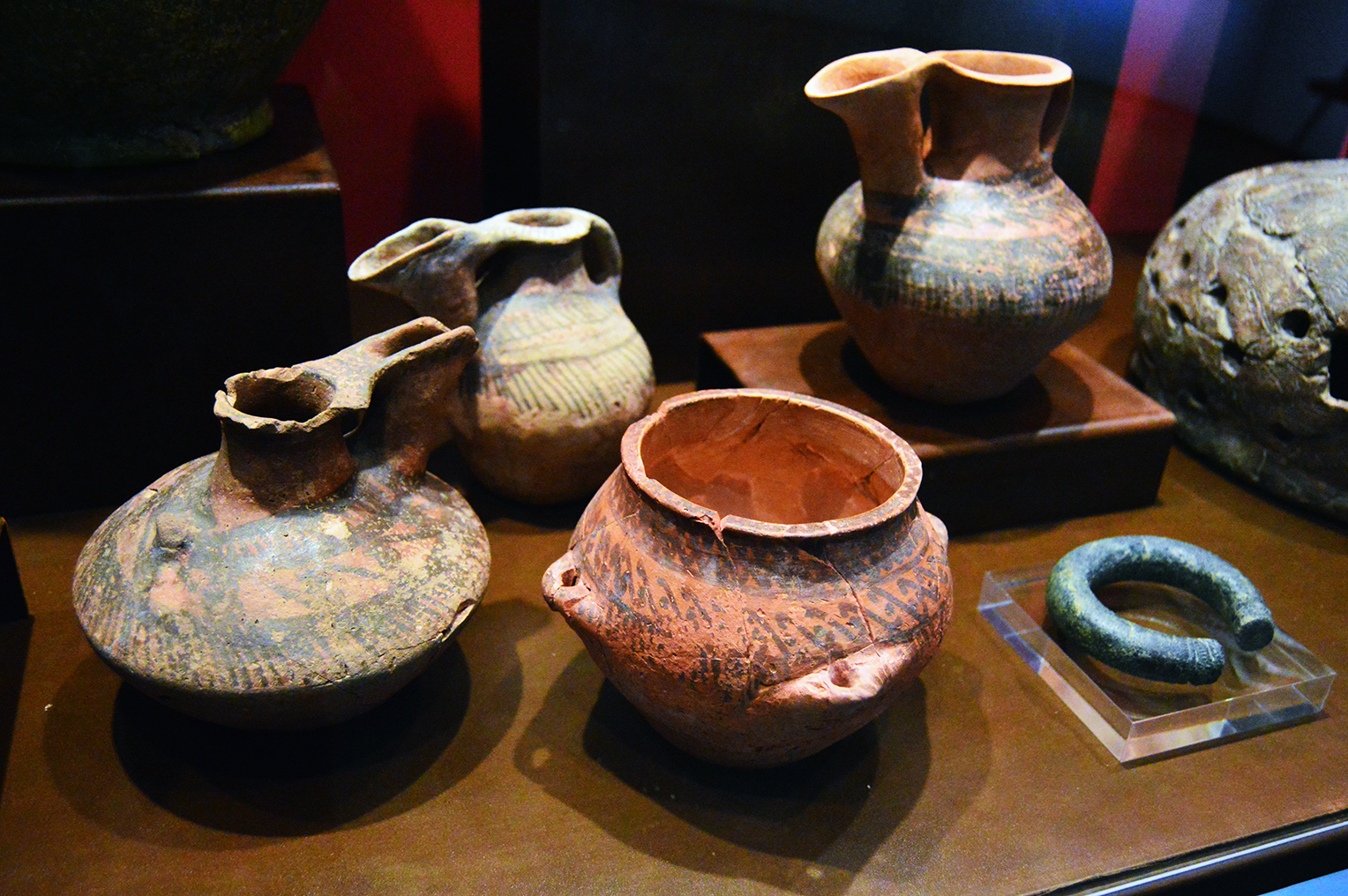 Jarros e potes da Idade do Ferro em cerâmica pintada, 1.000 a 600 a.C ...