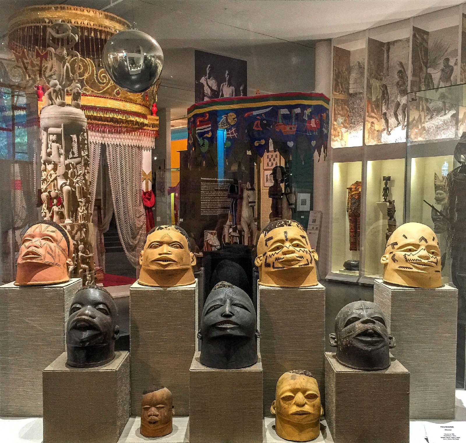 Máscaras de mapiko ou mapico de Moçambique, 1970 (c.) e seguintes do ...