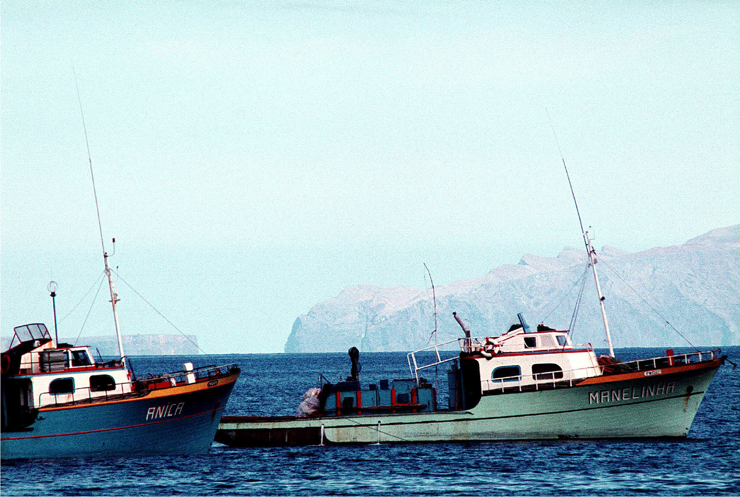 Duas traineiras usadas por retornados para sair de África rumo à ...