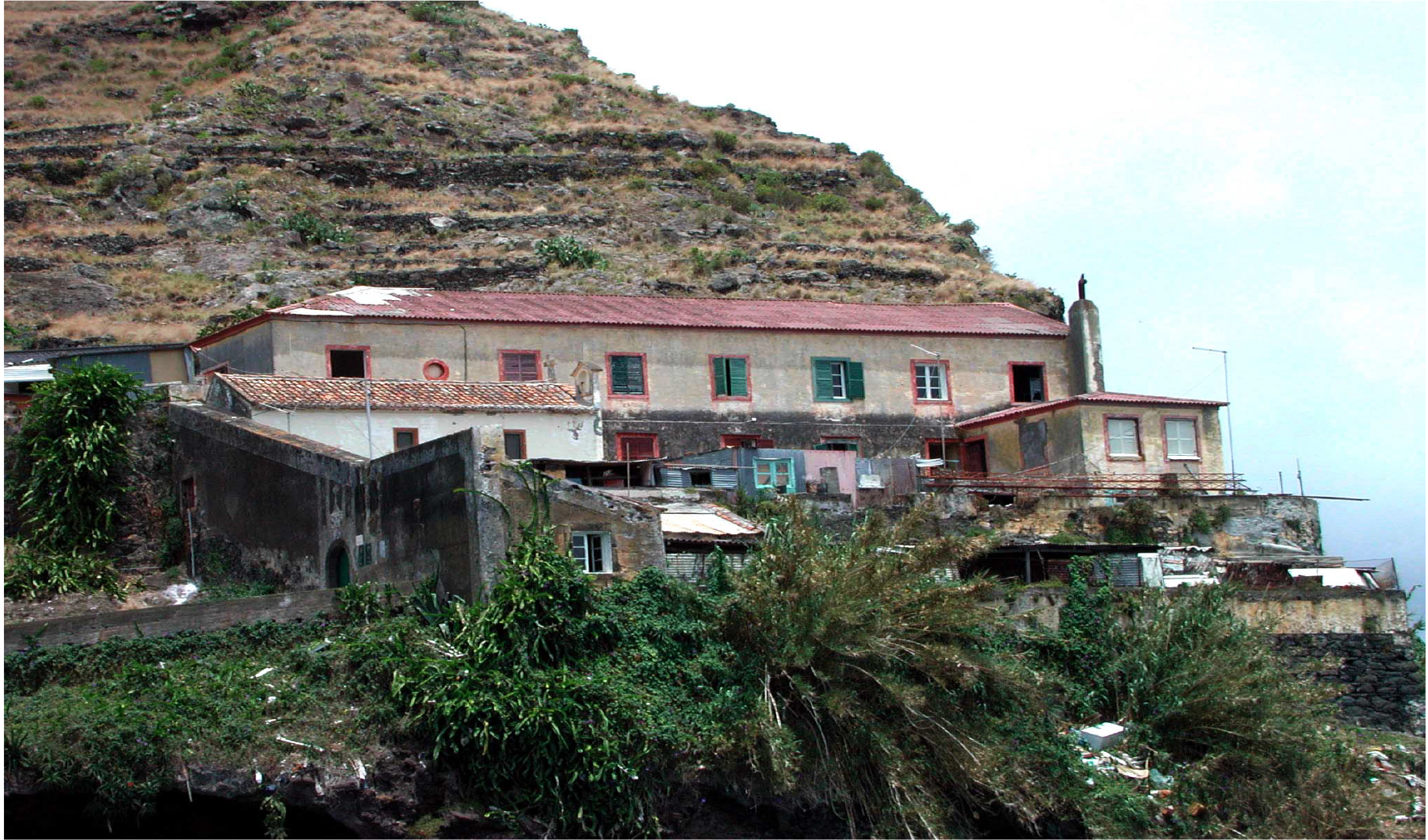 Vista do Forte São João Batista de Machico na ocupação dos Retornados ...