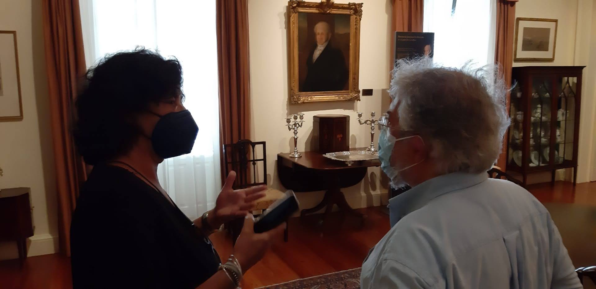 Dr.ª Teresa Pais, diretora do Museu das Cruzes e Dr. João Neto ...