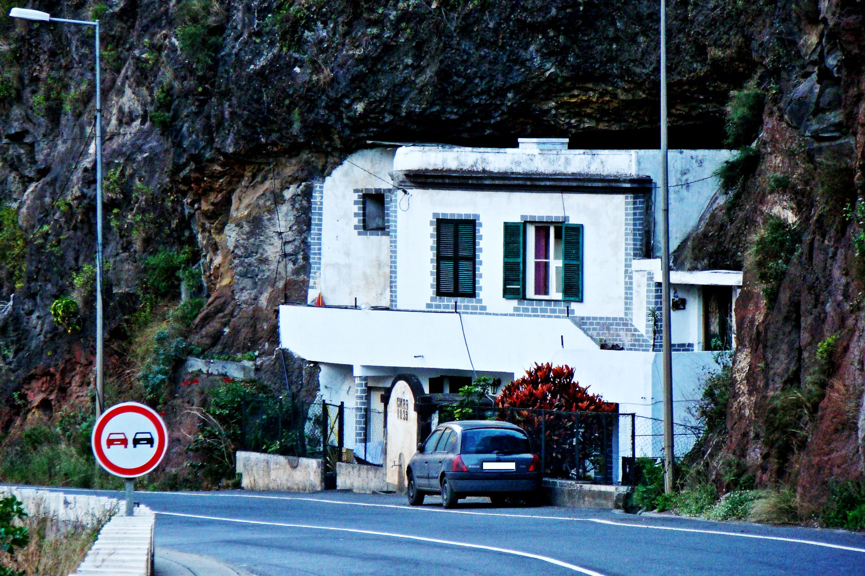 Habitação em furna e fontanário, 1939, fotografia de José Lemos Silva ...