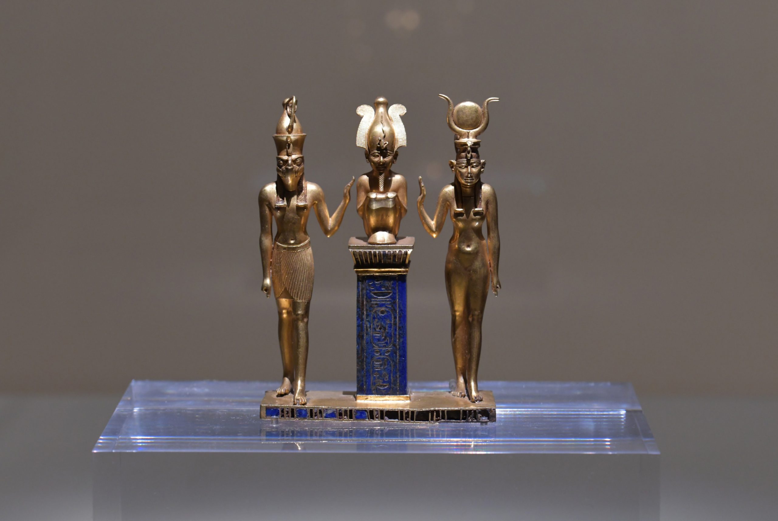 Tríade de Osorkon II, 874 a 850 a. C. (c.), exposição Faraó das Duas ...