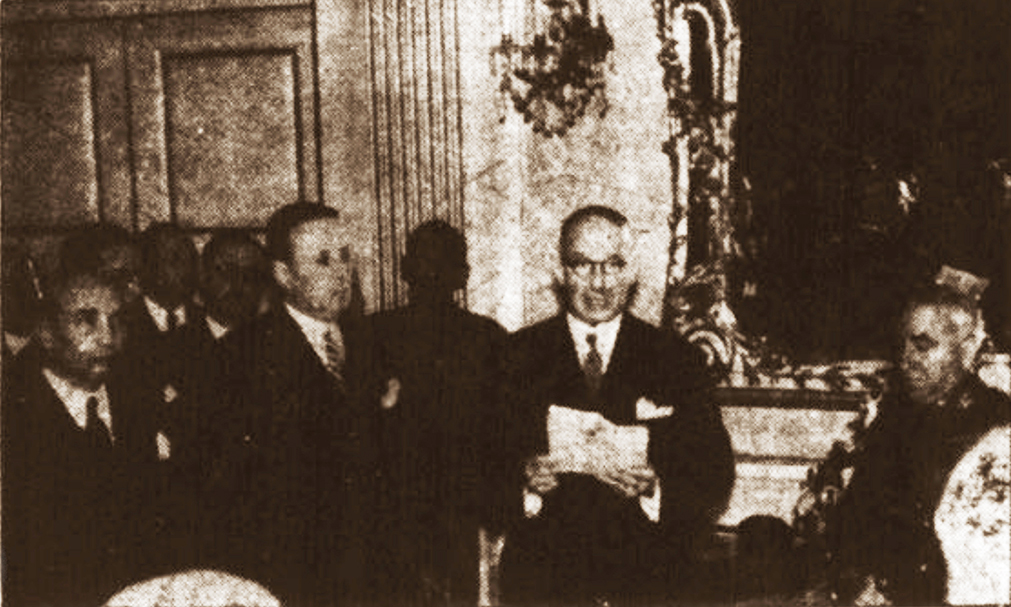 O sr. Governador Civil, Coronel Artur Lobo da Costa, lendo o seu ...