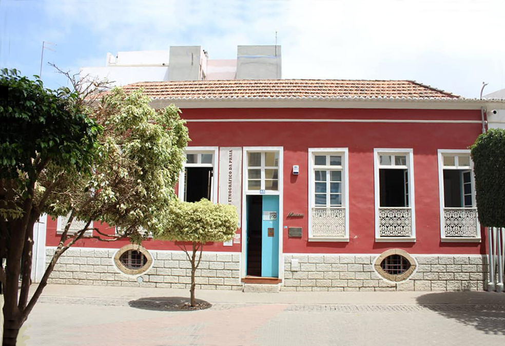 Museu Etnográfico da Praia, fachada reformada por 1890 (c.) e 1997 (c ...