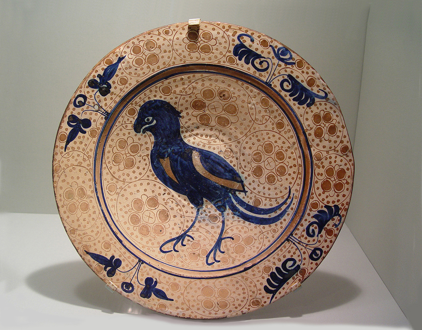 Prato de inspiração mudéjar com ave e decoração a vidrado de reflexos ...