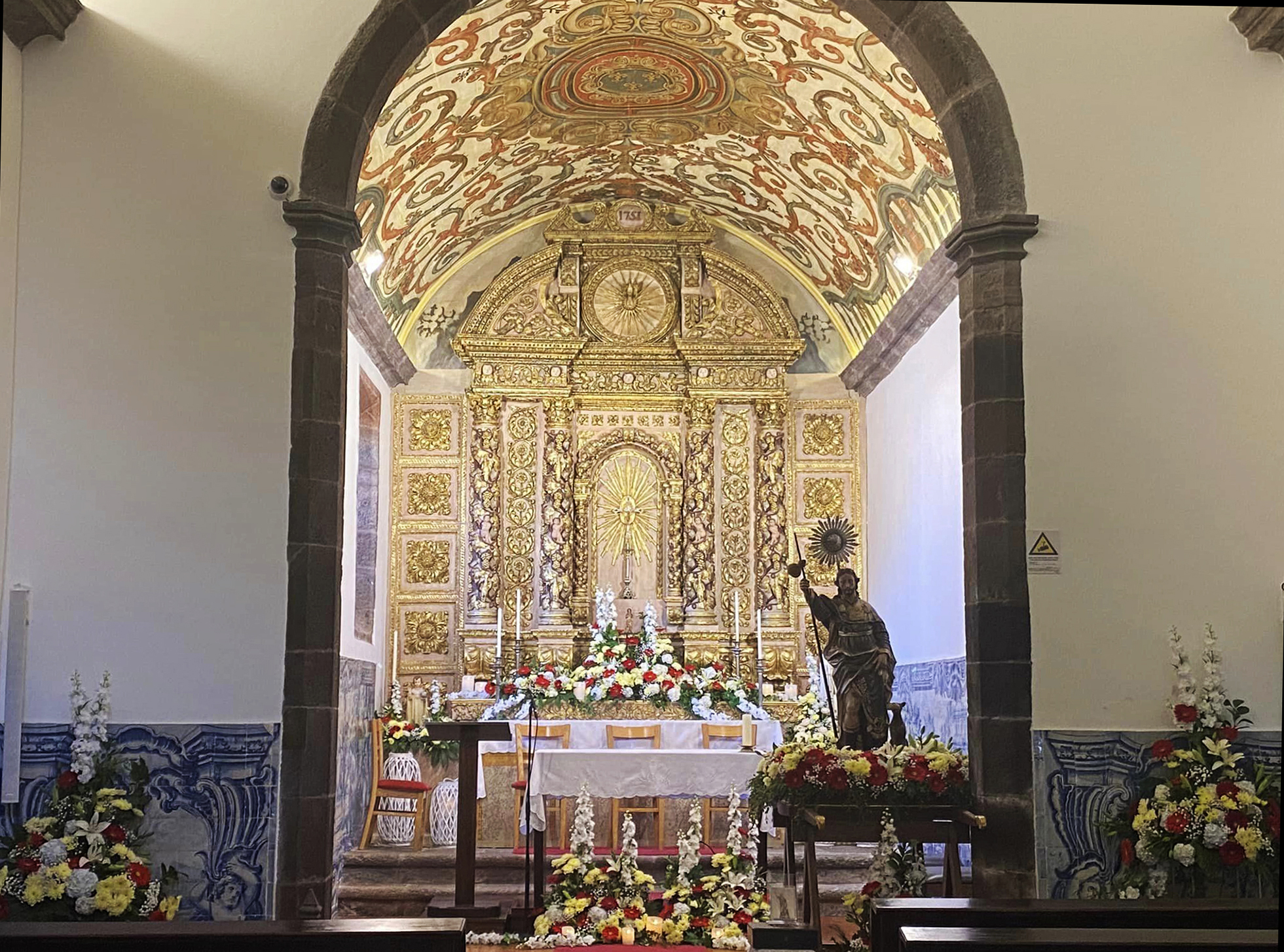 Interior da capela de São Roque, reconstrução de 1739 (c.) e retábulo ...
