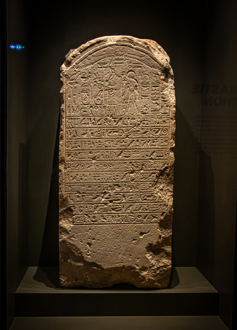 Estela comemorativa do reinado de Néchao II do enterramento de um boi ...