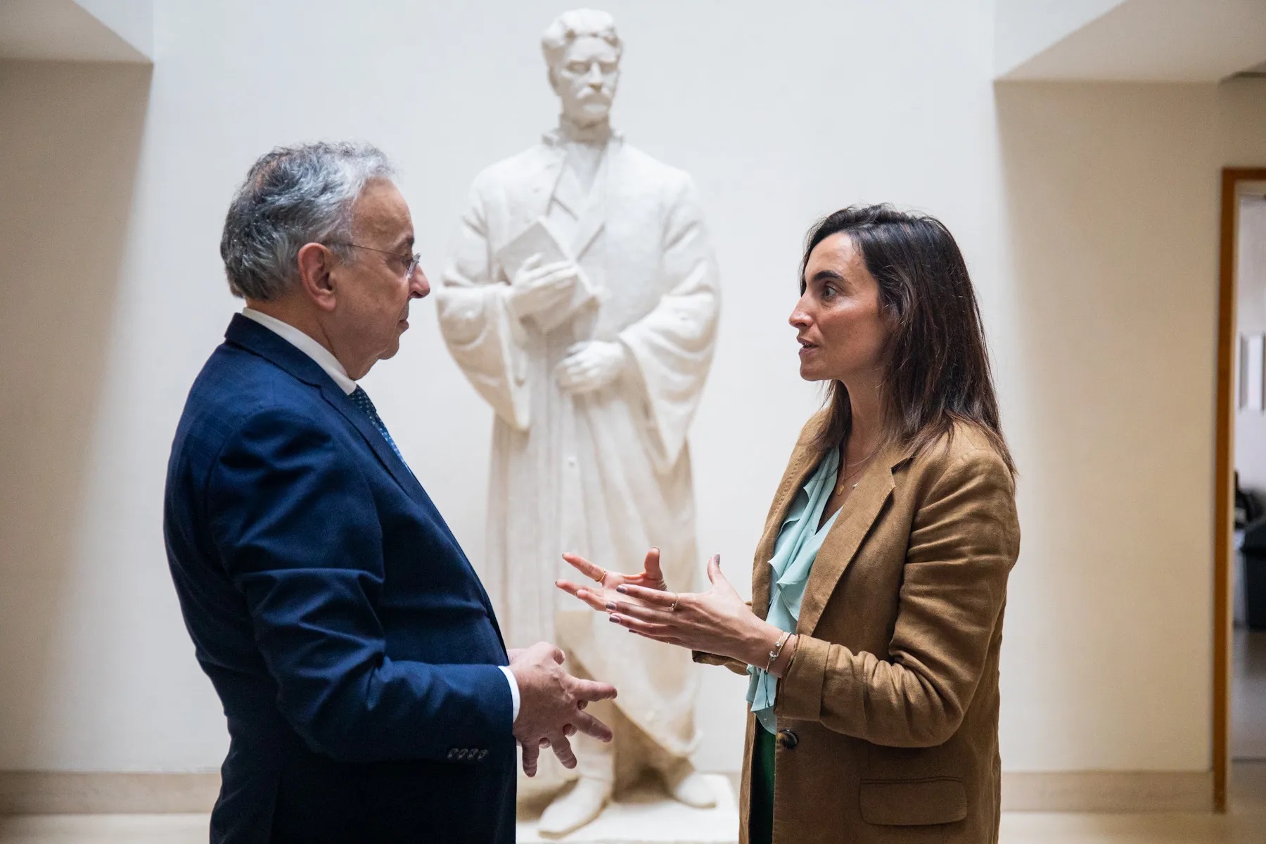 Gesso de Jaime Moniz na Universidade da Madeira, mestre Anjos Teixeira ...
