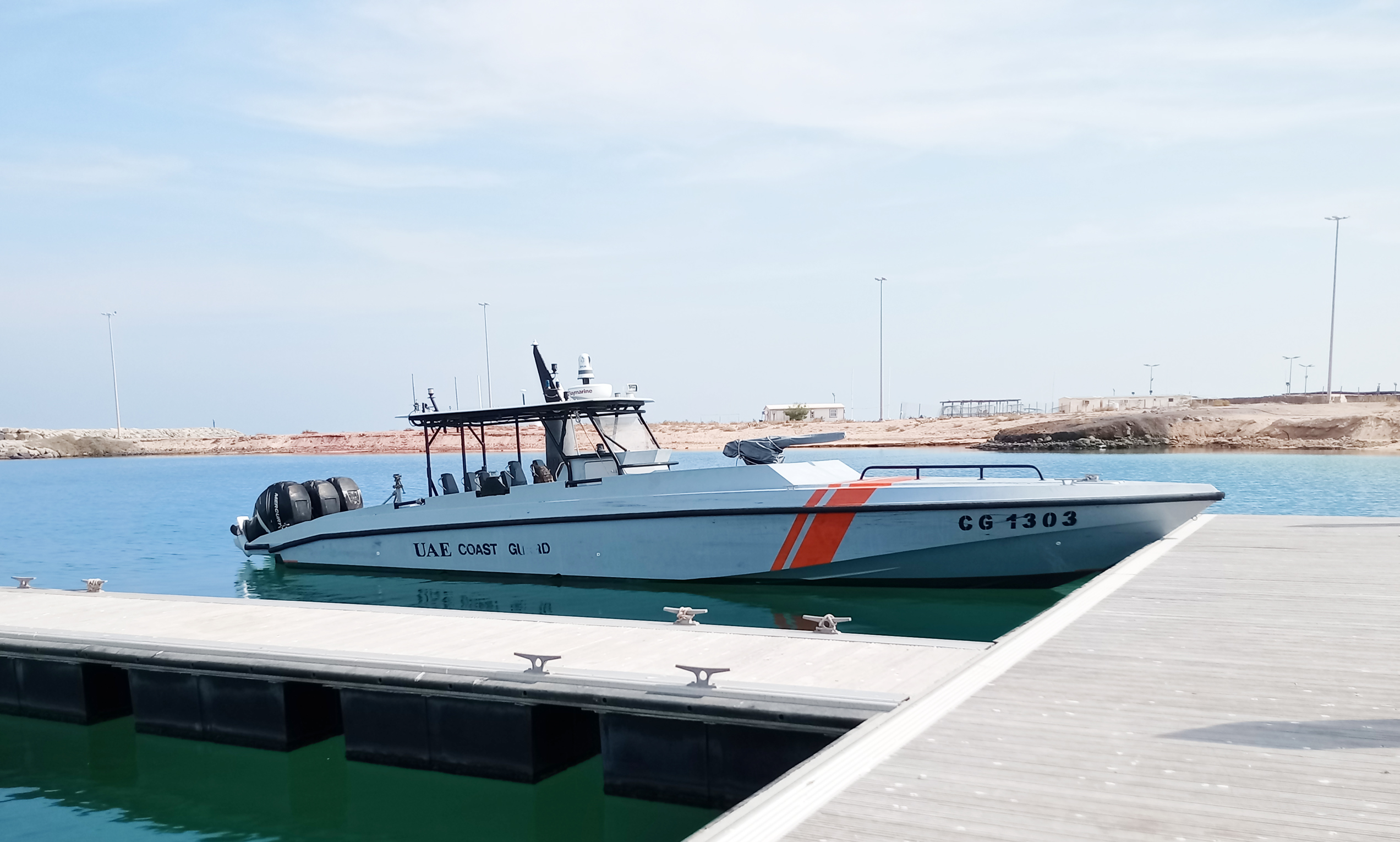 Lancha da UAE Coast Guard, porto da ilha Sir Bu Nu’ayr ou Sir Bu Nair ...
