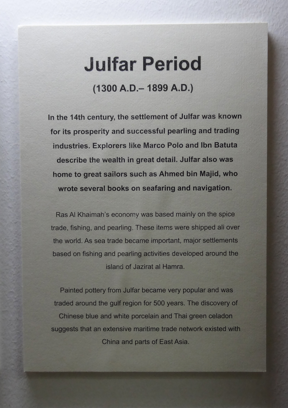 Cartaz sobre o período áureo do porto de Julfar, Museu Nacional de Ras ...