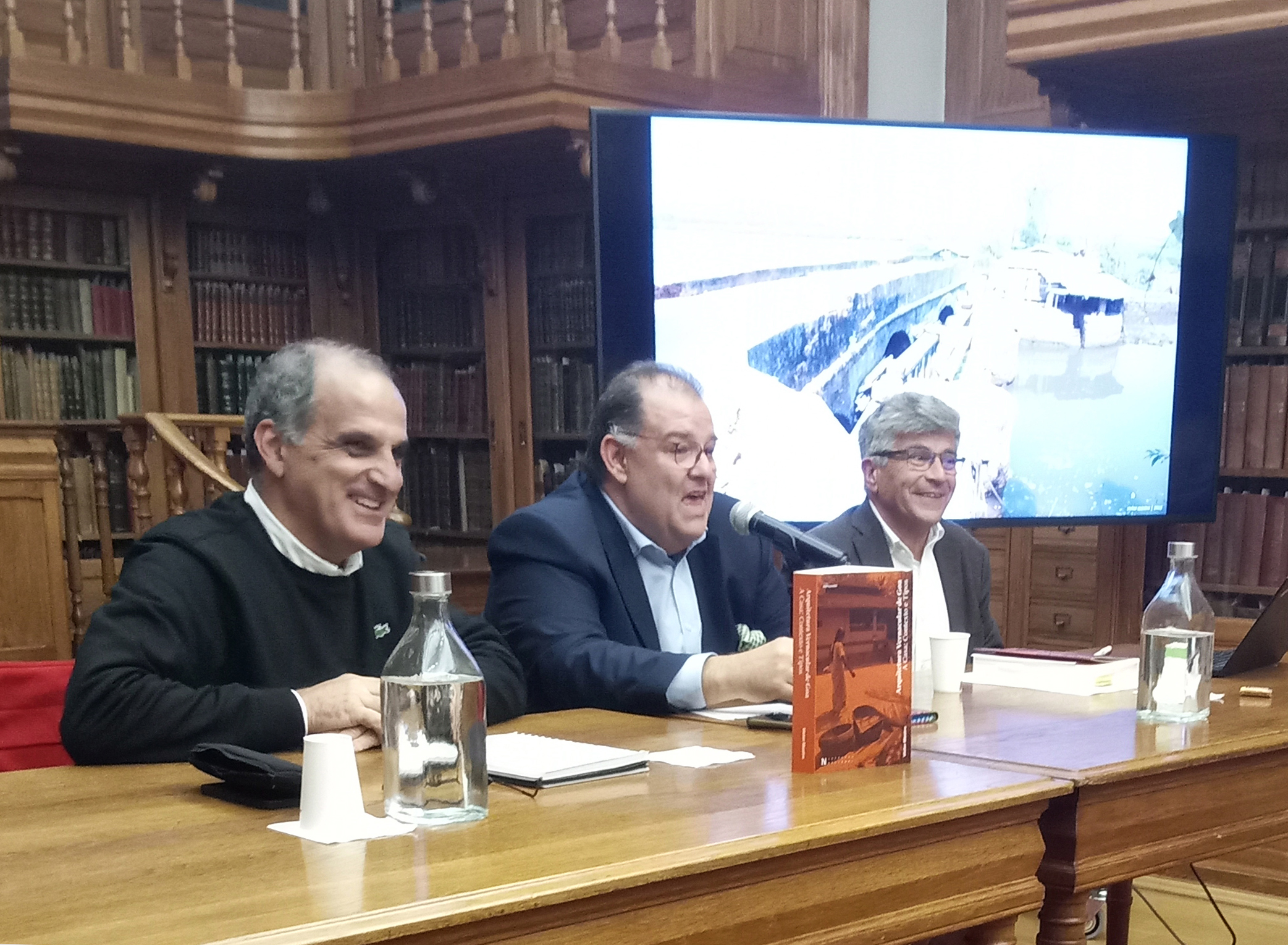 Mesa da apresentação do livro Arquitetura Vernacular de Goa. A Casa ...