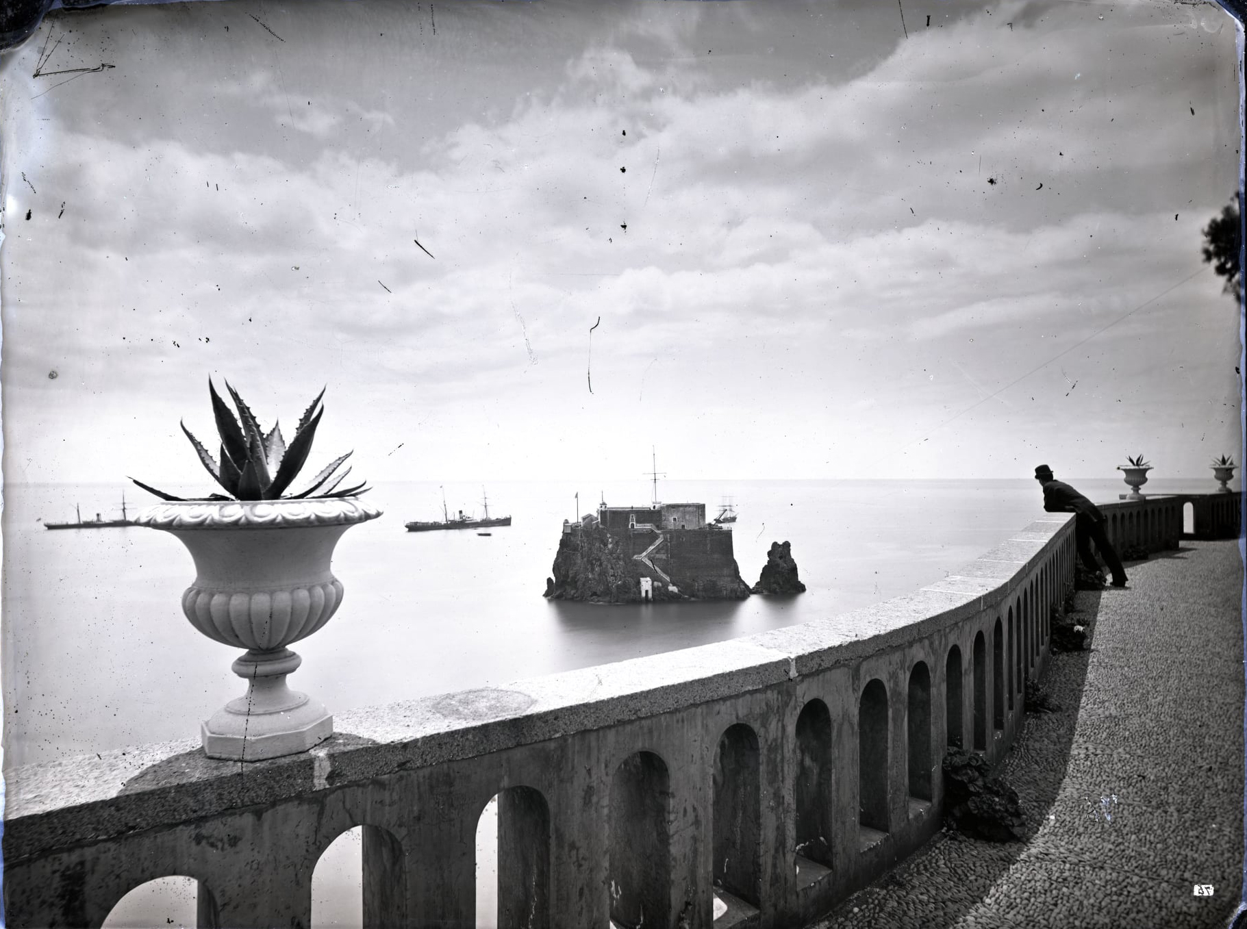 Balaustrada da Quinta Vigia sobre o porto do Funchal, fotografia de ...