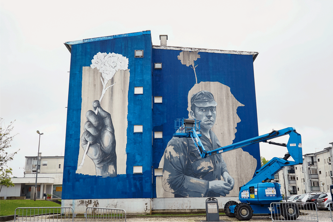 Pintura do mural de homenagem a Salgueiro Maia, Frederico Draw, abril ...