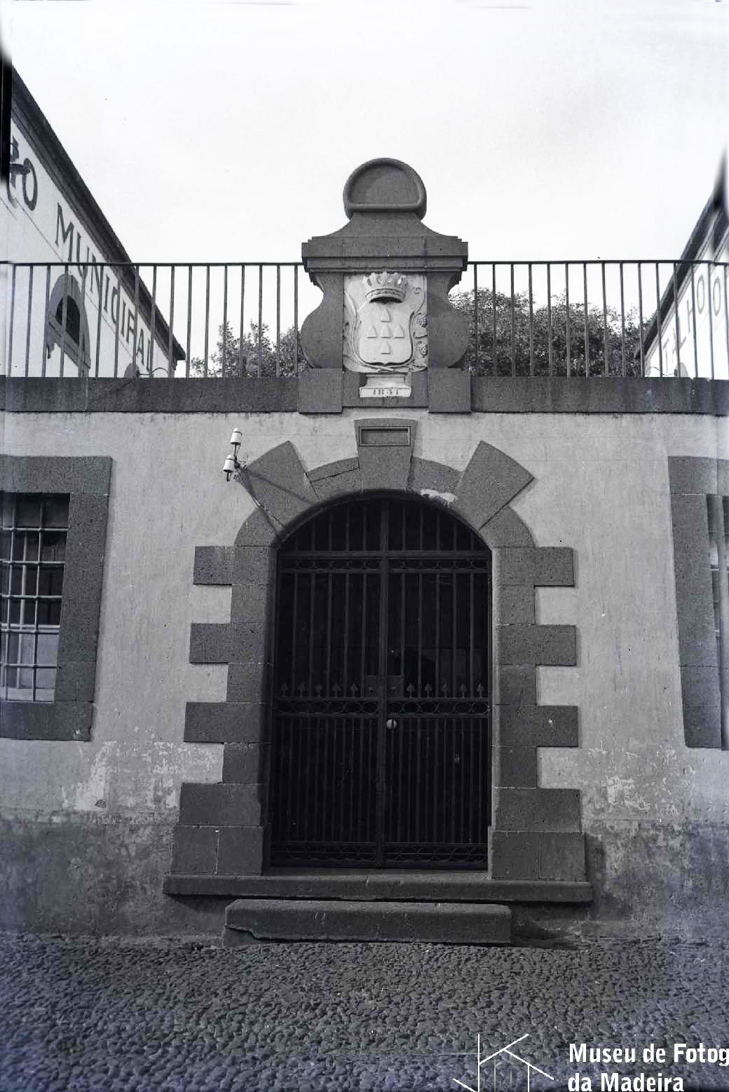 Portal do Matadouro Municipal da foz da Ribeira de Santa Luzia, 1851 ...