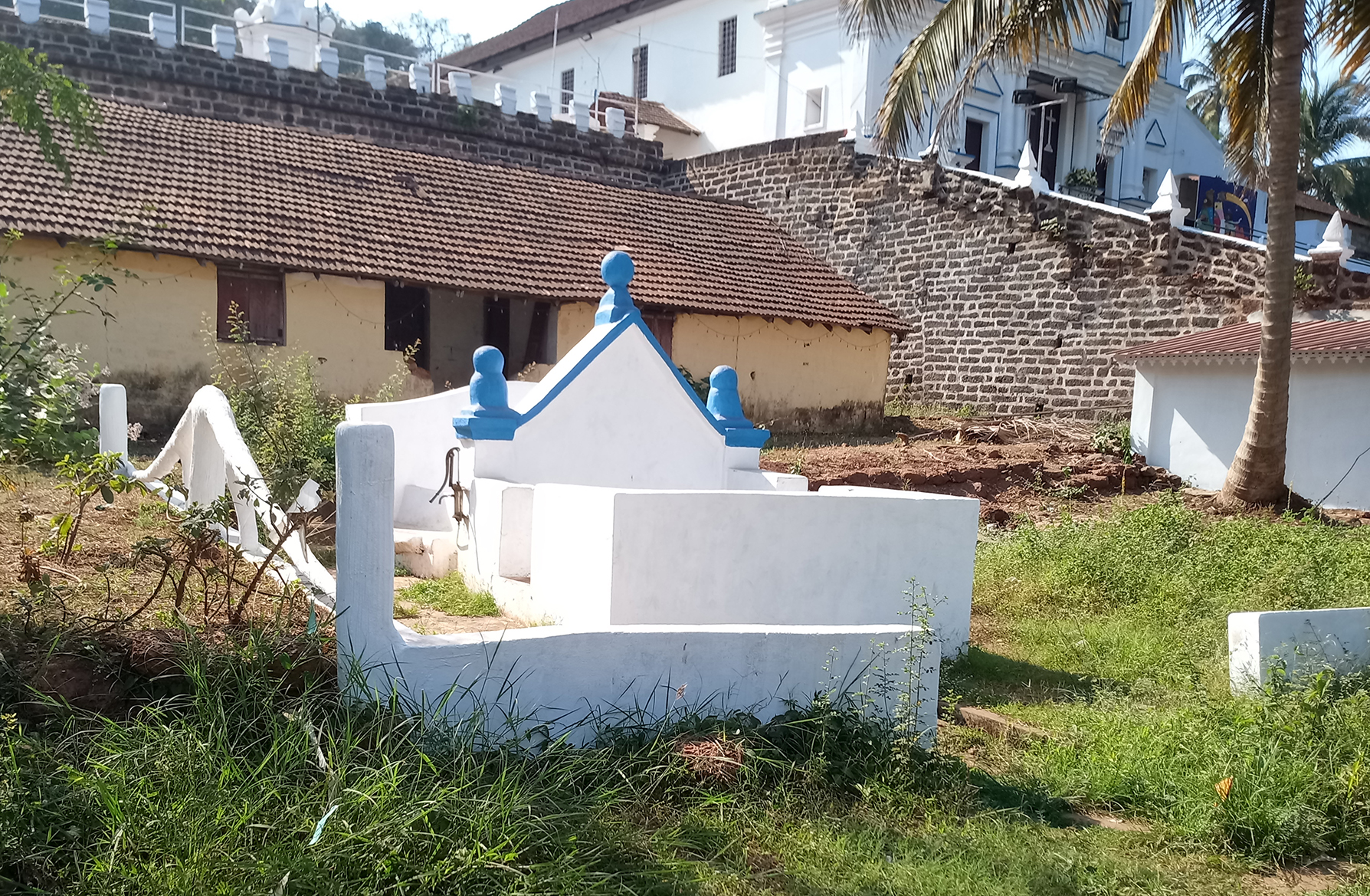 Fontanário das escadas da igreja dos Reis Magos de Bardez, reconstrução ...