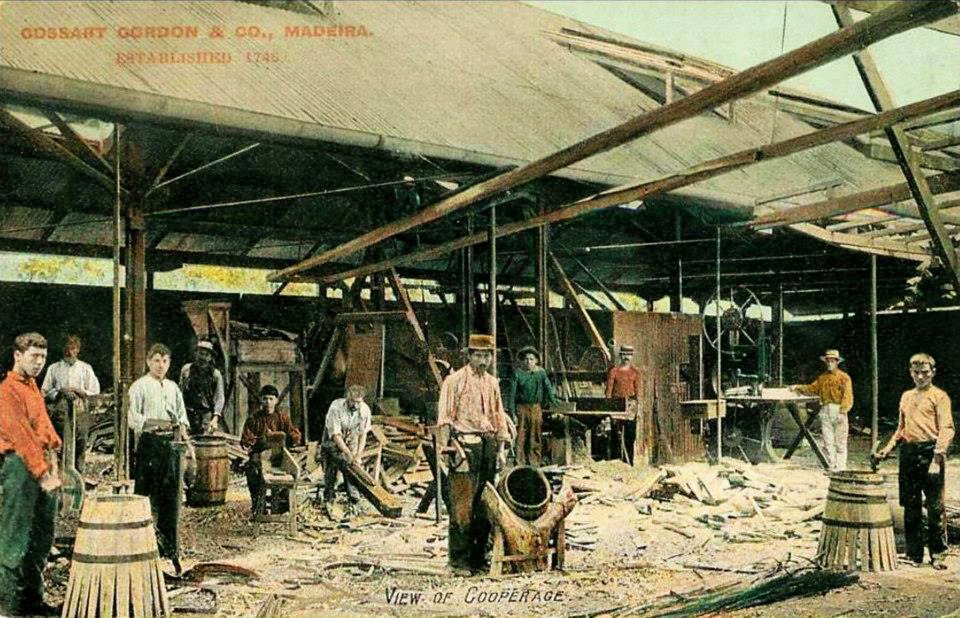 Oficina da tanoaria de Cossart Gordon & Co., 1900 (c.), Santa Luzia ...