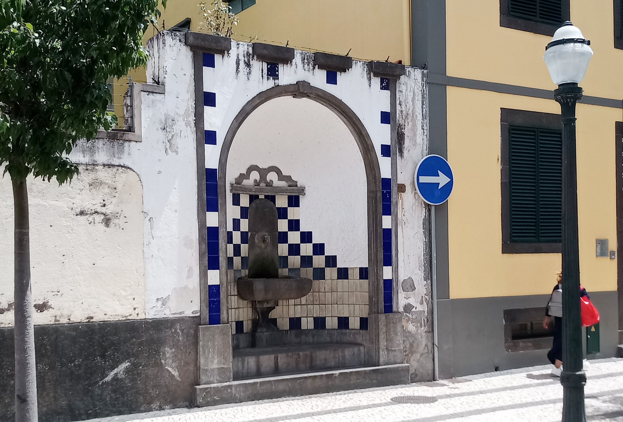 Fontanário da Rua do Bom Jesus, 1900 e reforma de Carlos Ramos (atr ...
