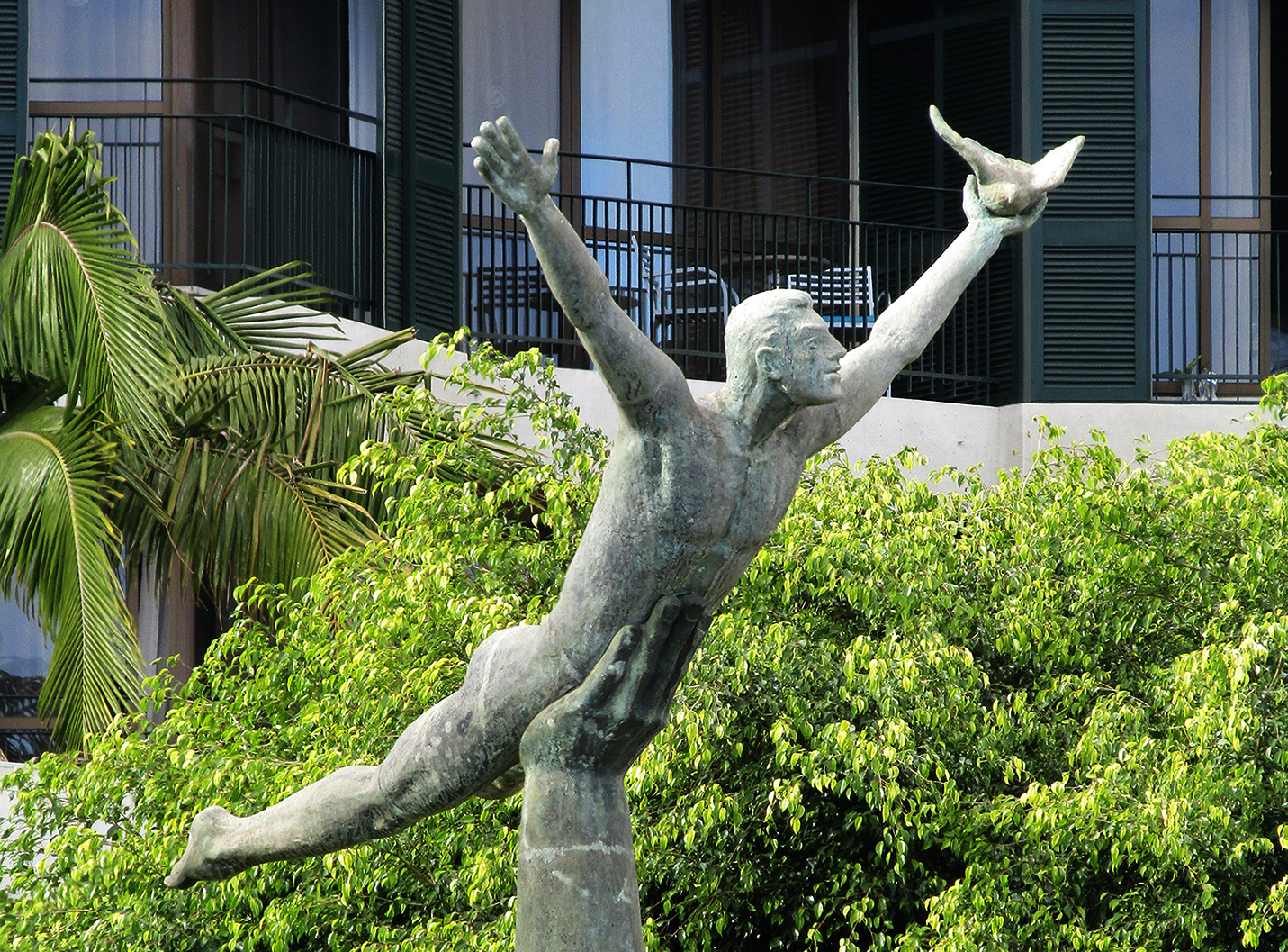 Monumento à Paz e Liberdade, pormenor de bronze de Manuela Aranha, 1988 ...