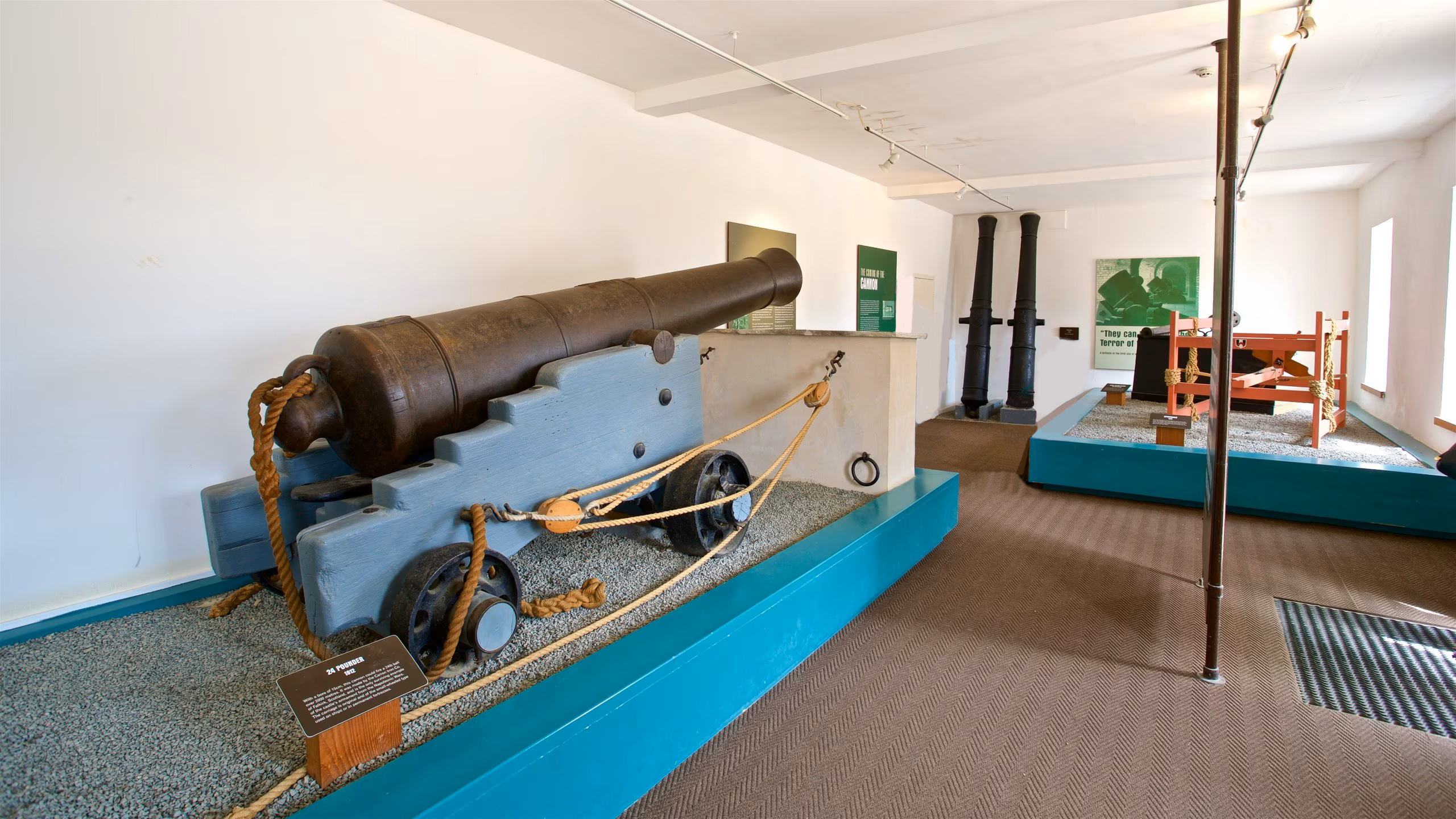 Boca de fogo naval inglesa de ferro montada, 1800 (c.), centro de ...