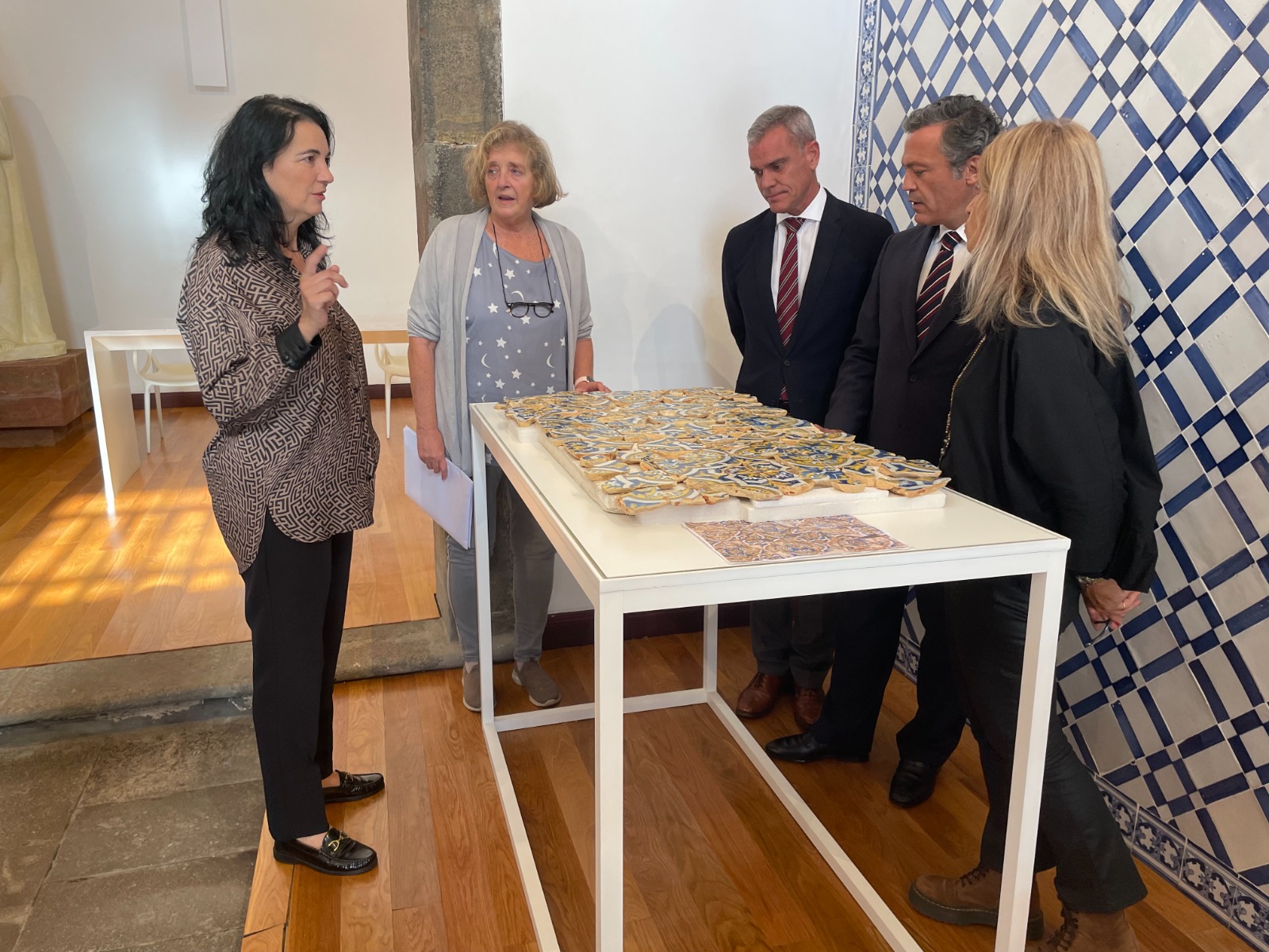 Apresentação dos azulejos exumados na área da Torre do Capitão, a Santo ...