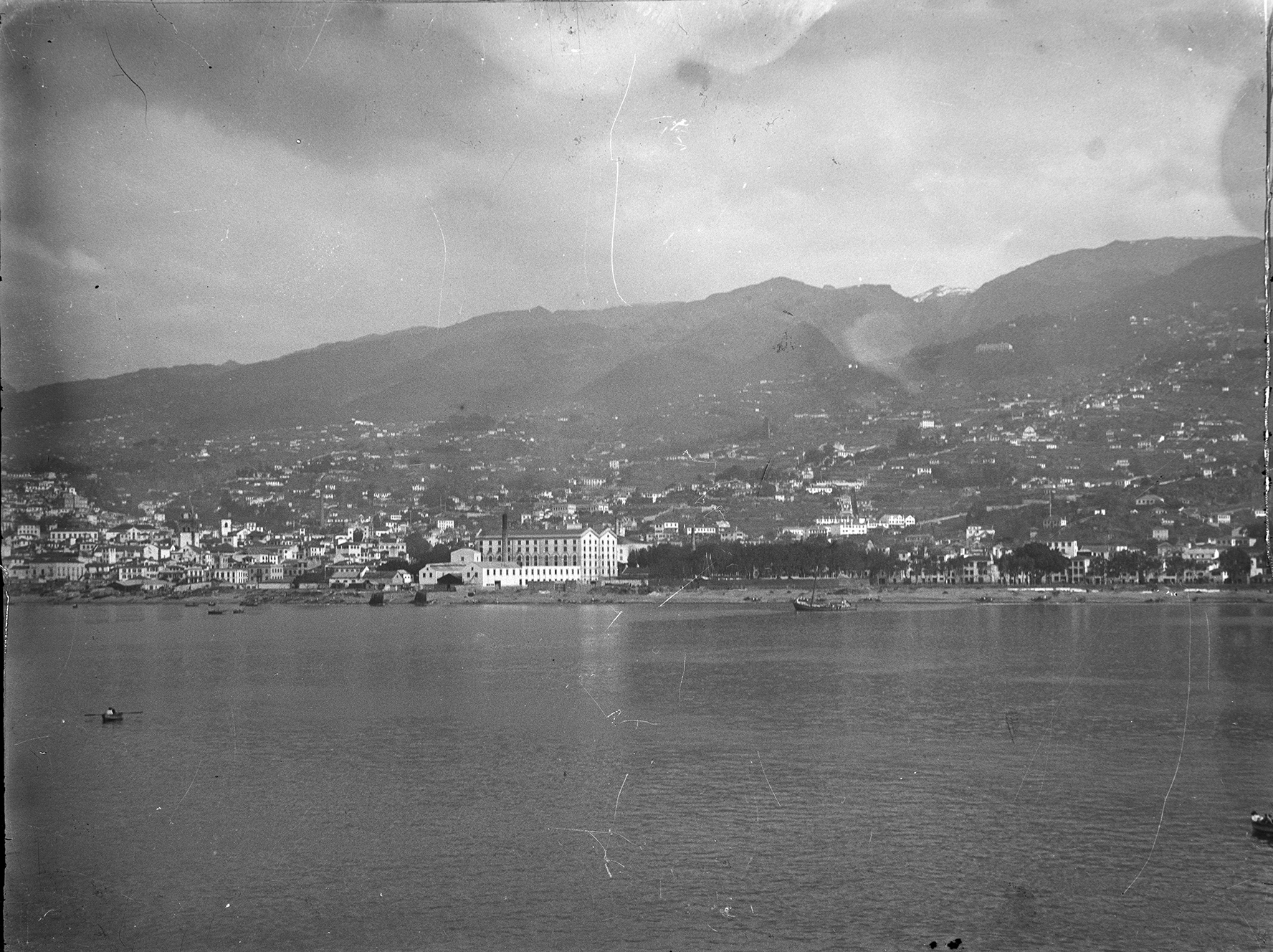 Orla marítima do Funchal com armazéns e fábrica de São Filipe, 1920 (c ...