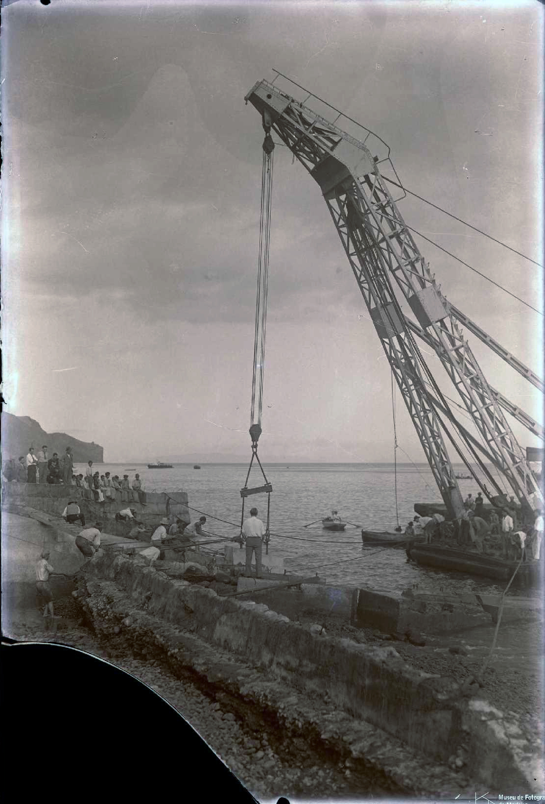 Obra do paredão da Avenida do Mar frente à Alfândega do Funchal, 1938 ...