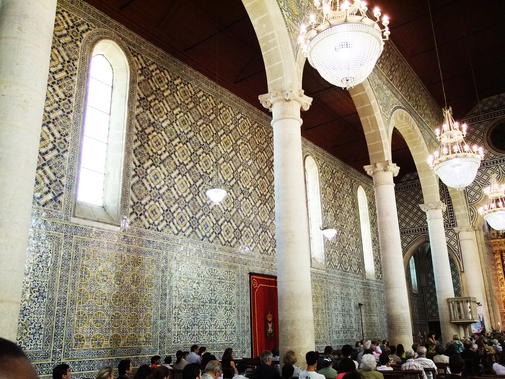 Nave da igreja de Santa Maria de Marvila, com um padrão de 144 azulejos ...