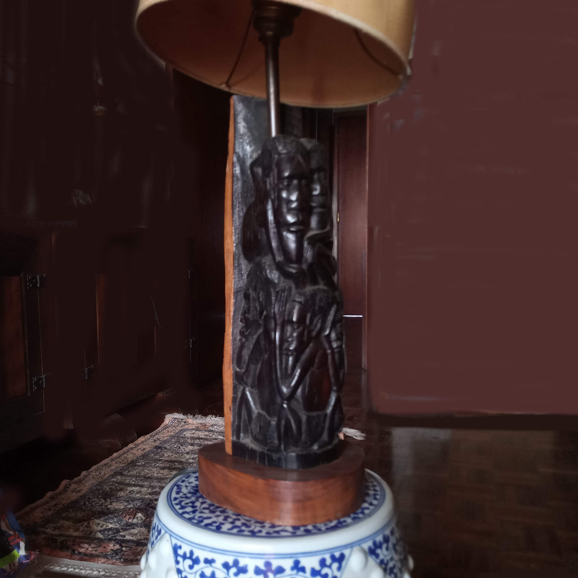 Escultura Makonde como base de candeeiro, Nampula, 1972, Moçambique ...