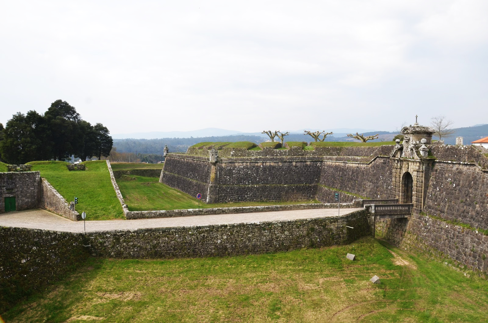 Ponte e fosso da porta do meio da coroada da Praça-forte de Valença ...