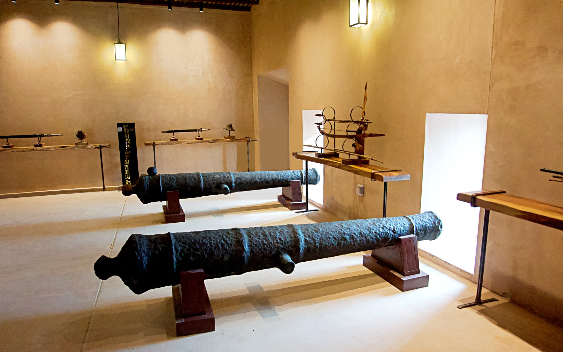 Sala do museu do forte do Al-Mirani, reposição de 2024, Muscate, antiga ...