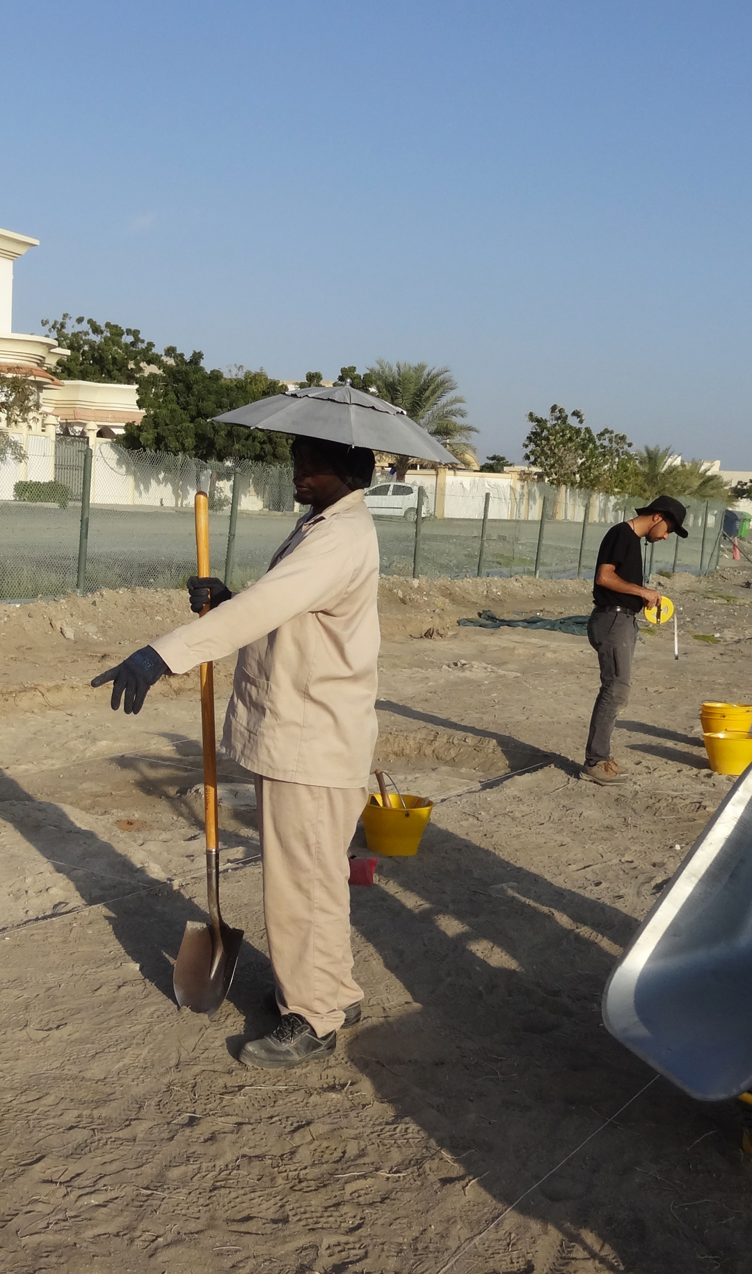 Assad Ali Alaoui com chapéu coreano na frente de trabalho da fortaleza ...